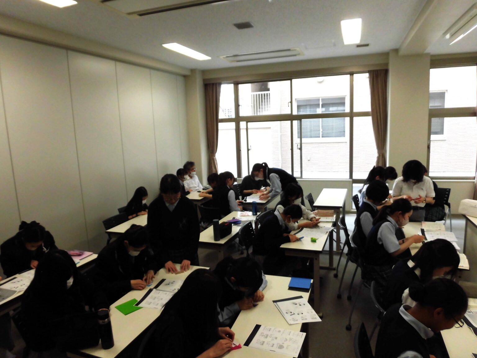【テレサ会】本日は折り紙をしました | 聖セシリア女子中学校・高等学校